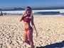 EGO - Carol Narizinho curte dia ensolarado de biquíni comportado em praia do Rio - notícias de Praia