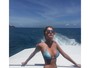 EGO Bárbara Evans exibe as belas curvas de biquíni em dia de passeio