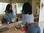 EGO Kylie Jenner dá empinadinha no bumbum para foto sexy em banheiro