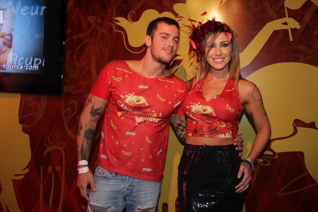 EGO - Jaque Khury troca beijos com o noivo em camarote em São Paulo ...